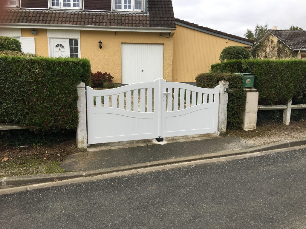 Installation portail PVC sur mesure - Centpourcentpose